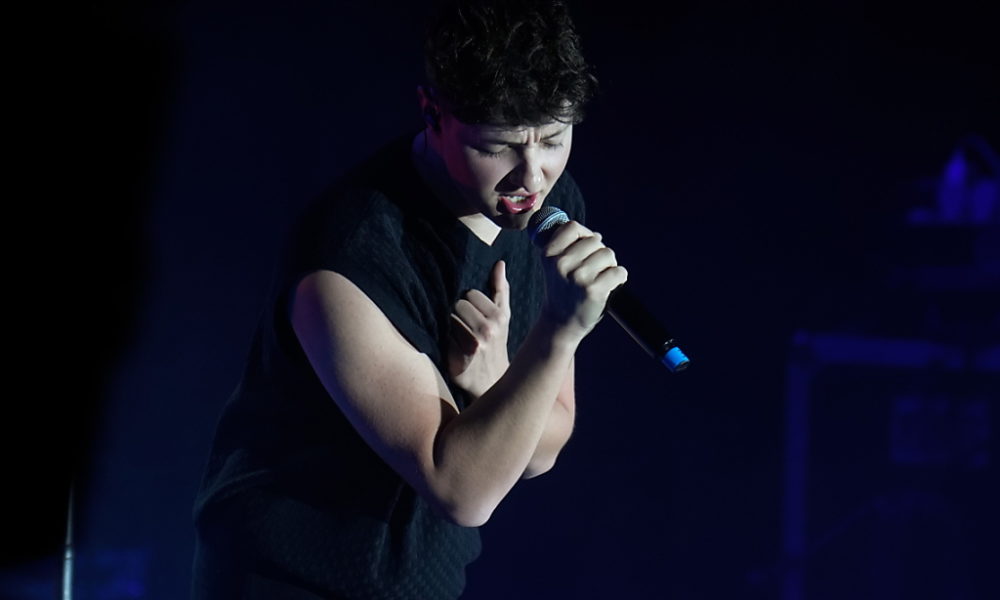 Le chanteur suisse Remo Forrer s'envole pour Liverpool | Radio Lac