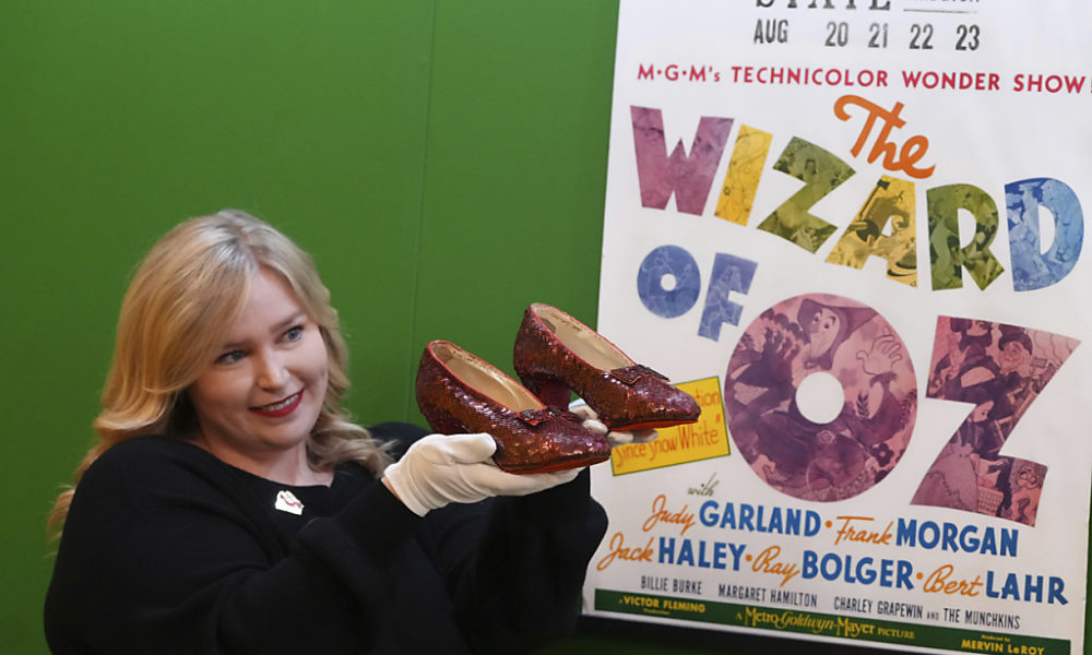 Les souliers rouges du "Magicien d'Oz" mis aux enchères | Radio Lac