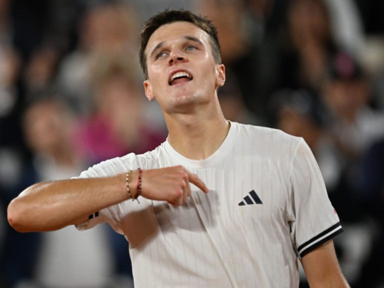 Mensik écarte Fonseca et rejoint Zverev en demi-finale | Radio Lac